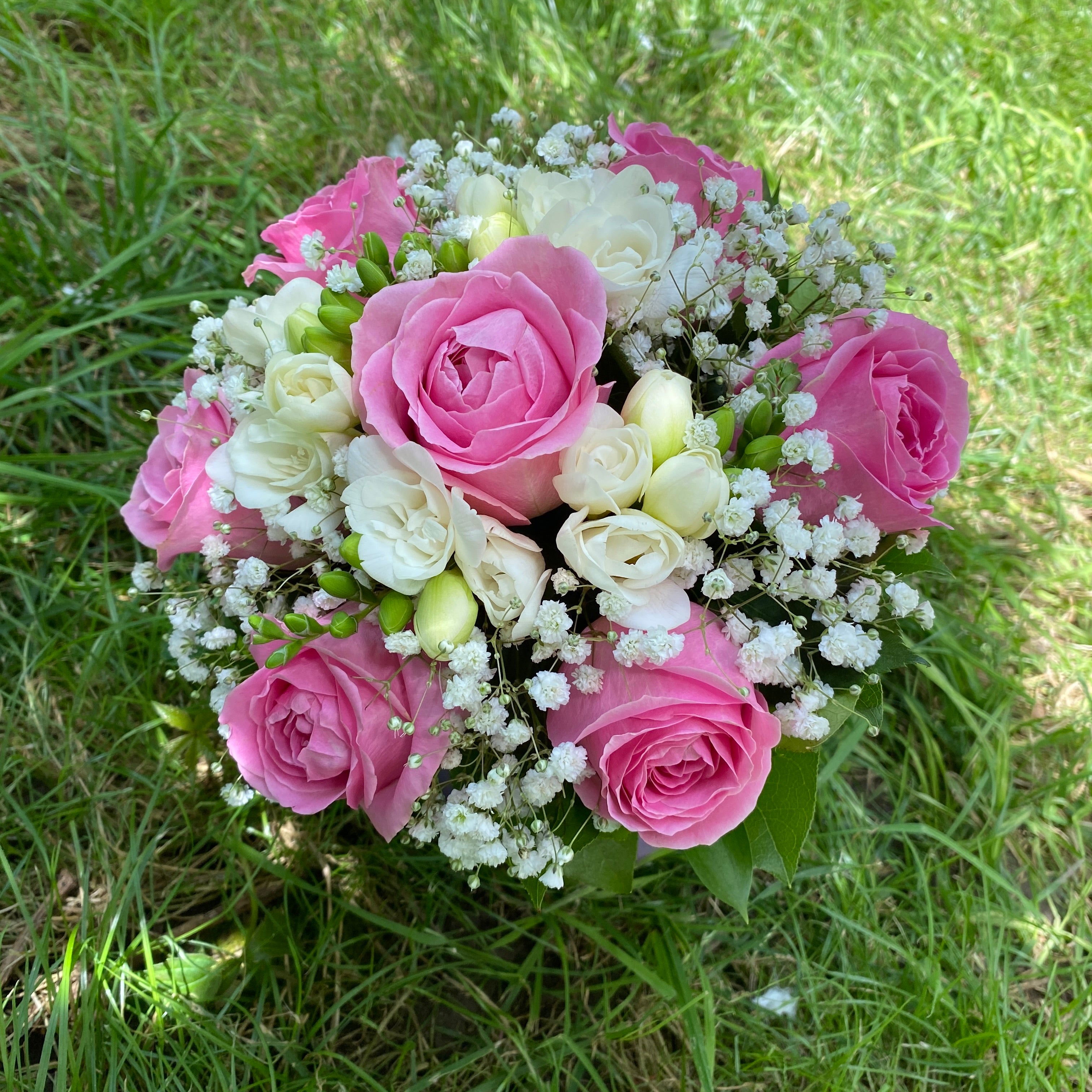 Buchet mireasa trandafiri roz si frezii – Atelier Secret Garden