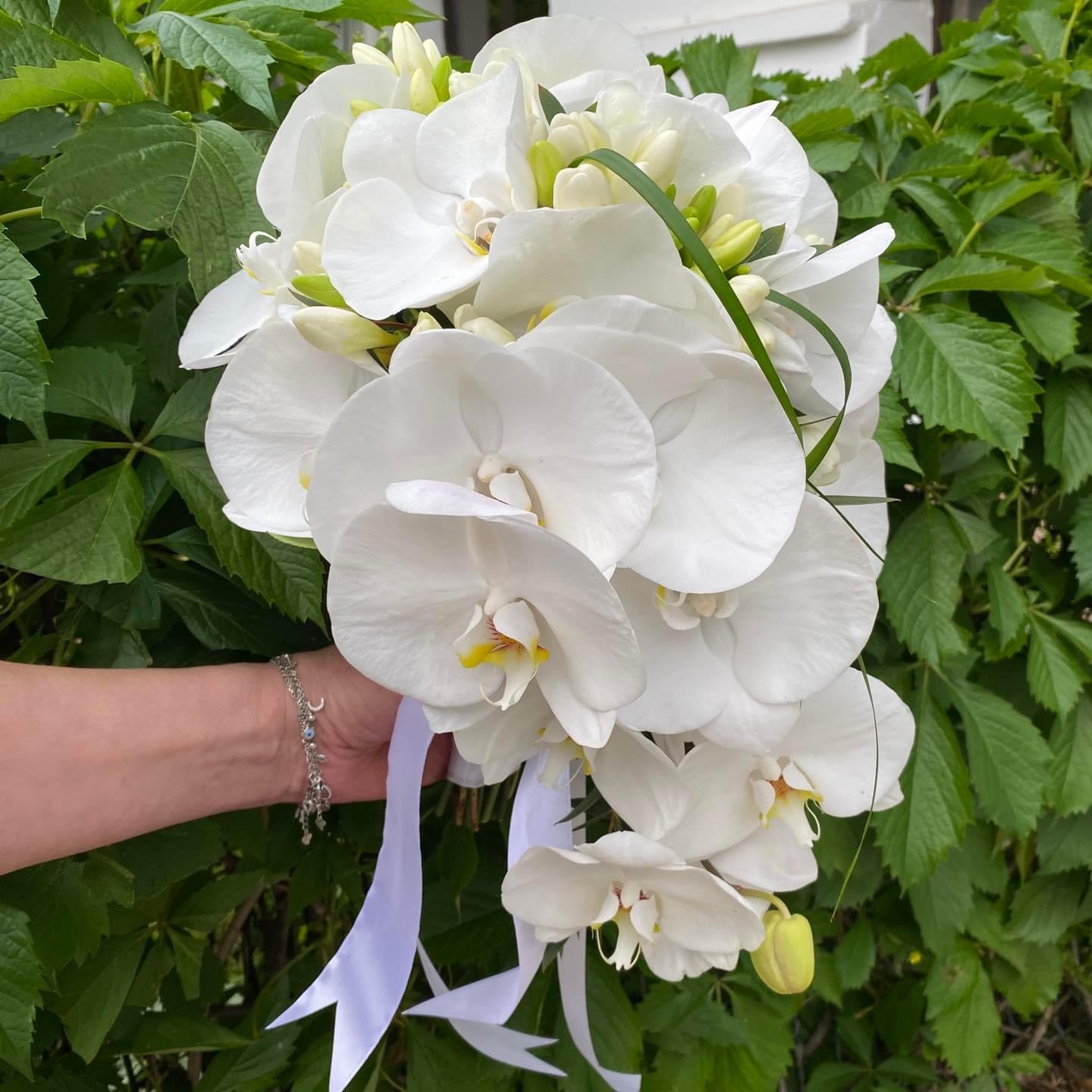 Buchet mireasa curgator frezii si orhidee – Atelier Secret Garden