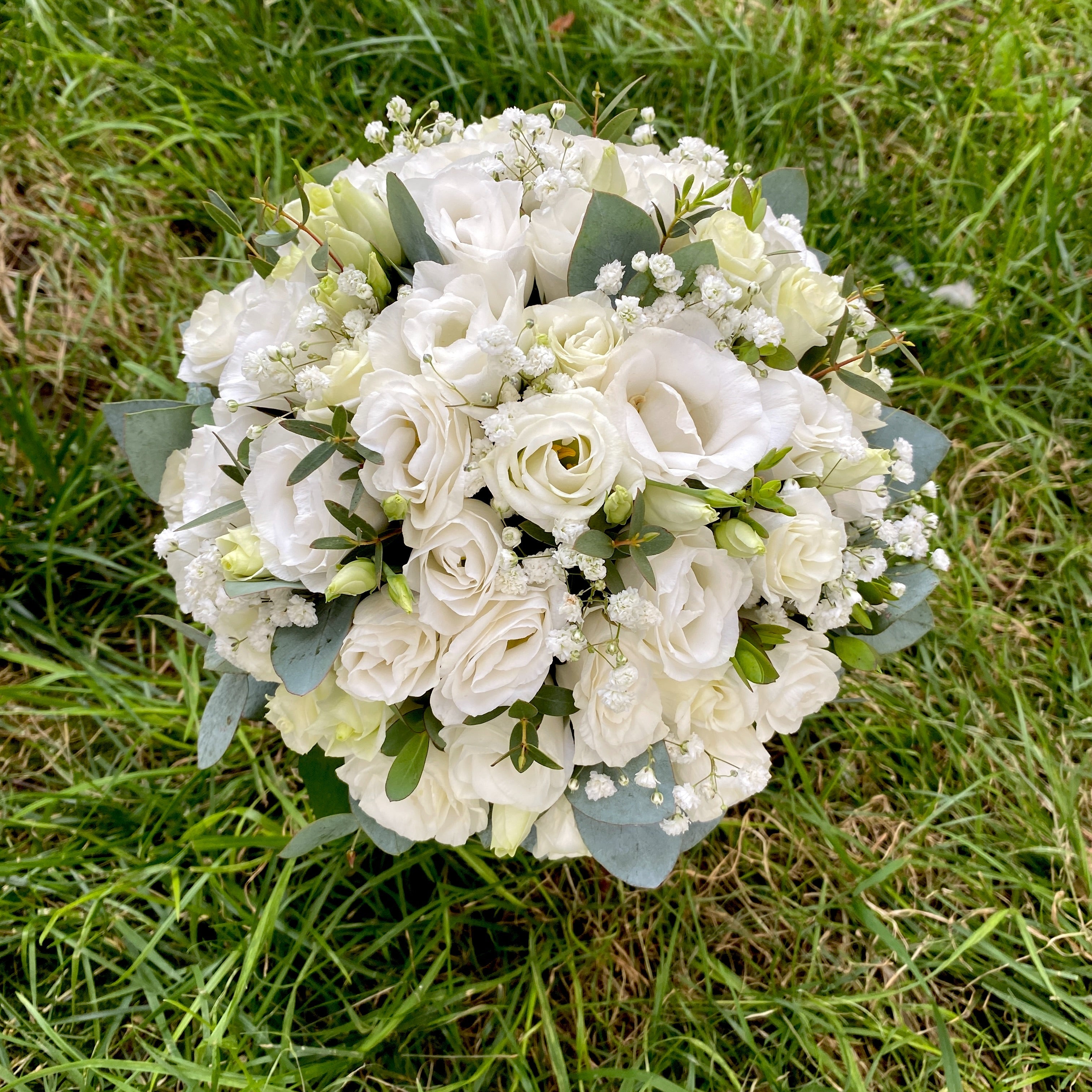 Buchet mireasa lisianthus alb si floarea miresei – Atelier Secret Garden