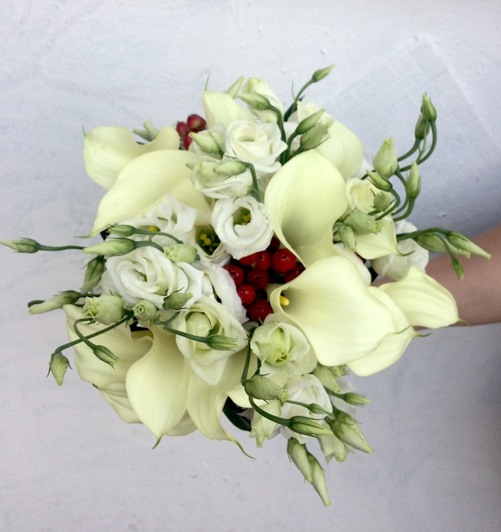 Buchet cununie cale albe si lisianthus – Atelier Secret Garden